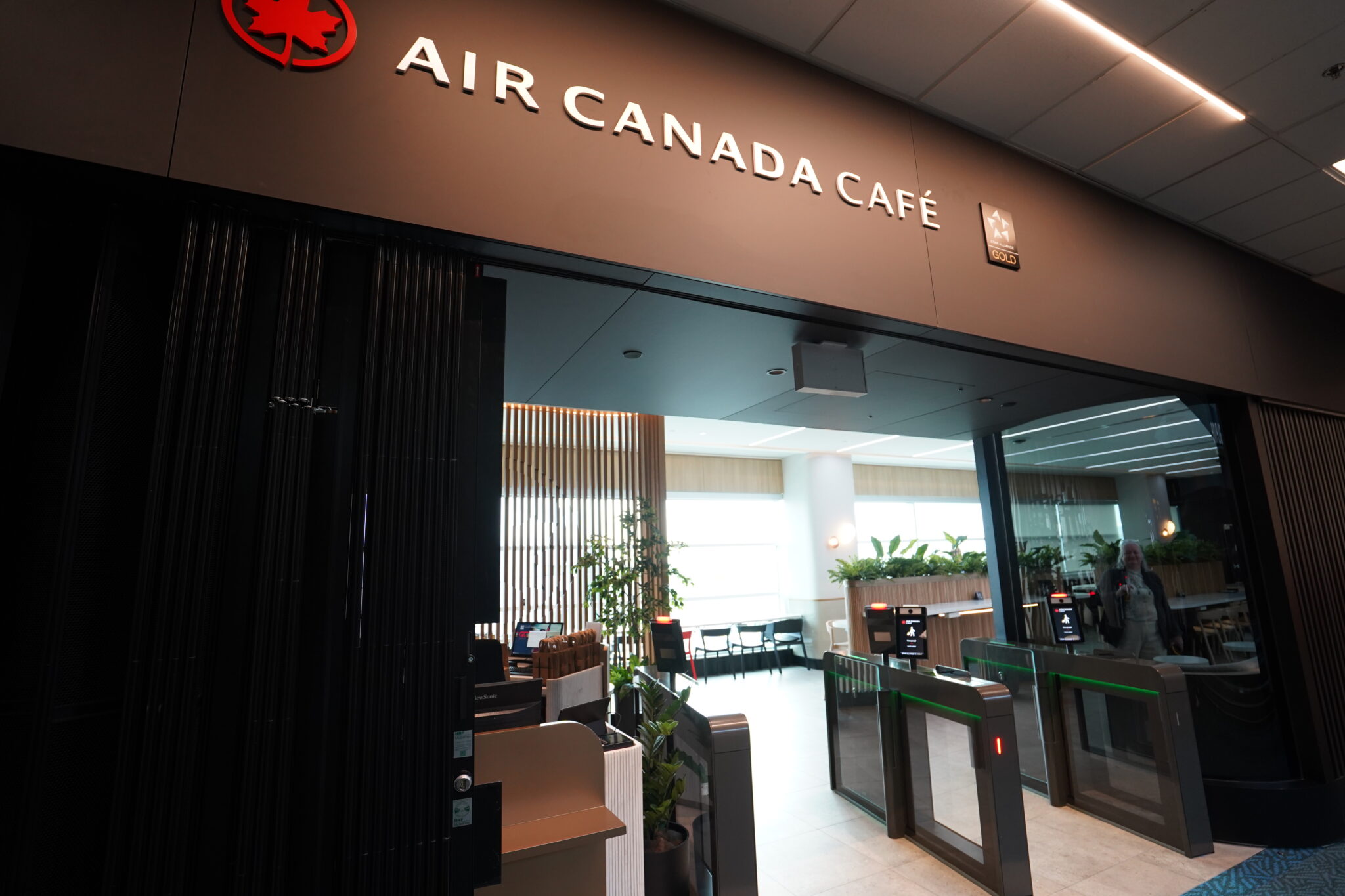 Inside the New Air Canada Café Vancouver (Gate C46) | Prince of Travel